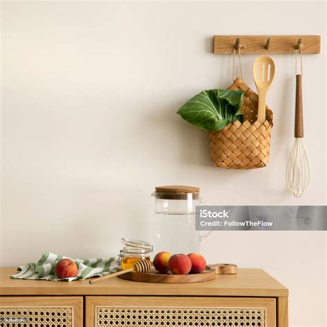 등나무 화장실 보헤미안 의자 사다리 도마 허브 야채 빵 계란 투수 음식 및 주방 액세서리가 있는 주방 공간의 인테리어 디자인 가정 장식 템플렛 0명에 대한 스톡 사진 및