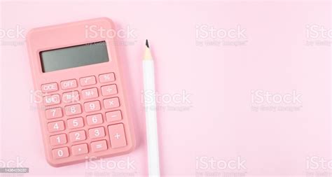 월별 비용 개념에 대한 계산 및 계획을 위한 복사 공간이 있는 분홍색 배경에 위쪽 보기 분홍색 계산기를 닫습니다 계산기에 대한