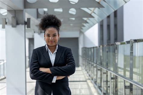 성공한 젊은 사업가 아프리카계 미국인 검은 양복을 입고 팔짱을 끼고 사무실 건물에서 카메라를 바라보며 미소를 지었다 비즈니스 학생 소녀 라이프 스타일 새로운 세대 비즈니스