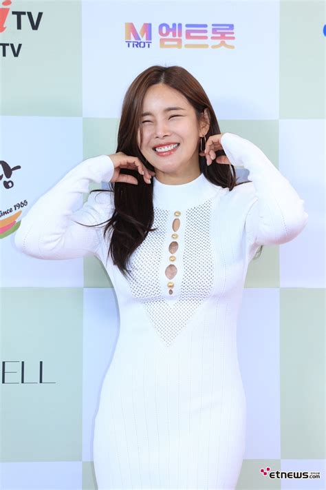 포토 조정민 순백의 트로트 여신 등장 전자신문