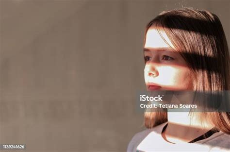 그녀의 얼굴에 스트라이프 그림자와 트윈 소녀의 하드 라이트 초상화를 닫습니다 복사 공간 십 대 분위기 그림자에 대한 스톡 사진 및 기타 이미지 Istock