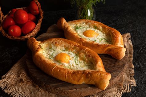 아자리아의 카차푸리 치즈와 달걀로 파이를 엽니다 그루지야 요리 달걀에 대한 스톡 사진 및 기타 이미지 달걀 러시아 미식가 Istock