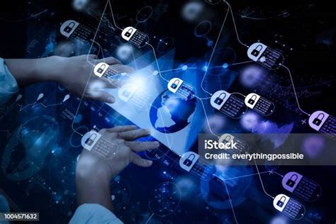 현대 기술 및 비즈니스 전략 개념으로 디지털 레이어 효과 사업가의 상위 뷰 금융에 대한 스톡 사진 및 기타 이미지 금융 데이터 만짐 Istock