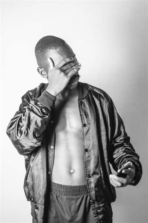 가려진 얼굴 검은색 배경 남자 눈 블랙 앤 화이트 손 수직 쐈어 스튜디오 촬영 어두운 초상화 피복에 관한 무료 스톡 사진