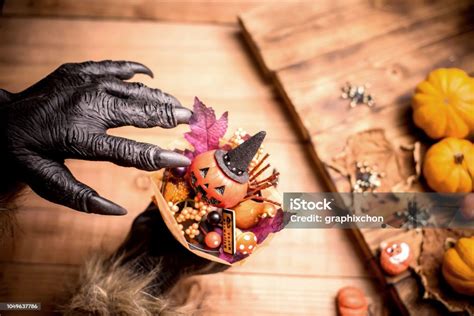 즐거운 할로윈 보내세요 늑대 인간 또는 좀비 만드는 무서운 호박 선물 트릭이 나 치료 자에 대 한 손 텍스트 복사 공간 10월에 대한 스톡 사진 및 기타 이미지 Istock