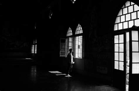 무료 이미지 빛 검정색과 흰색 화이트 밤 사진술 그림자 어둠 검은 단색화 조명 대칭 모양 흑백 사진 필름 누아르 2048x1356