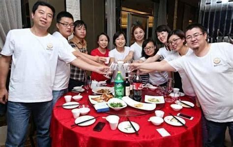 酒桌上喝酒，被頻繁勸酒，回應三句擋酒的話，讓對方不再刁難你 每日頭條