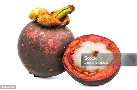 흰색 배경에 격리 된 사실적인 질감을 가진 망고스틴 과일과 단면 3d 렌더링 0명에 대한 스톡 사진 및 기타 이미지 0명