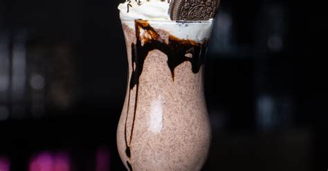 Flavorful 고명 기쁨 달콤한 달콤한 대접 달콤한 치아 디저트 럭셔리 레스토랑 리스트 하우스 맛 맛있는 먹는 미식가 밀크셰이크 상쾌한 수직