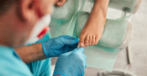 남성 의사가 미용 클리닉에서 의료 페디큐어 절차를 수행하는 동안 의료 의자에 아름다운 환자 다리의 뒷모습 초상화 사진 Unsplash의 휴식 이미지