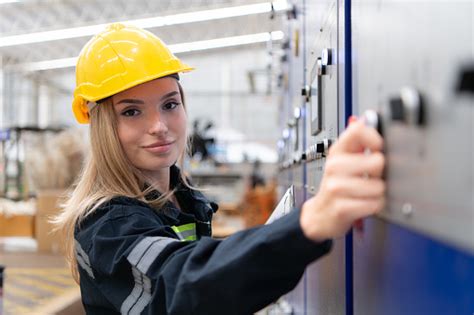 여성 엔지니어는 기계의 회로 기판의 작동을 확인합니다 전기공에 대한 스톡 사진 및 기타 이미지 전기공 직업 안전 보건 여자 Istock