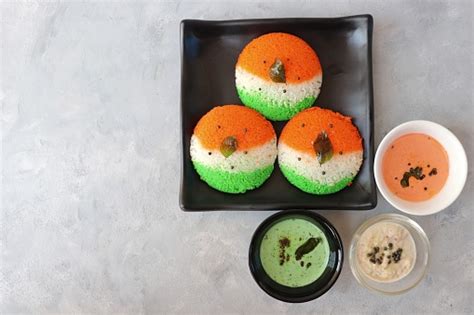 Tiranga Idli 또는 Tricolor Idly는 사프란 또는 오렌지 화이트 및 그린과 같은 인도 국기 색상으로 요리되었습니다 티랑가 처트니와 함께 제공됩니다 인도