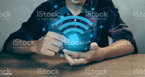 와이파이 아이콘 비즈니스 통신 소셜 네트워크 개념과 비즈니스 스마트 폰을 사용합니다 개념에 대한 스톡 사진 및 기타 이미지 개념 개념과 주제 글로벌 커뮤니케이션