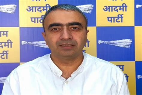 पुलिस अधिकारी गैंगस्टर लॉरेंस बिश्नोई को साहब बता आप नेता Anurag