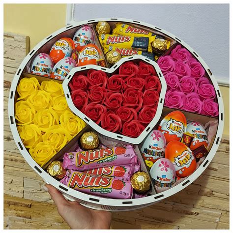 Оригінальний подарунок Бокс з солодощами та квітами Подарунок на день народження для дружини