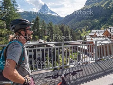 체르마트 마을에서 산악 자전거 타는 사람들이 잠시 멈춘다 30 34세에 대한 스톡 사진 및 기타 이미지 30 34세 건강한 생활방식 남성 Istock