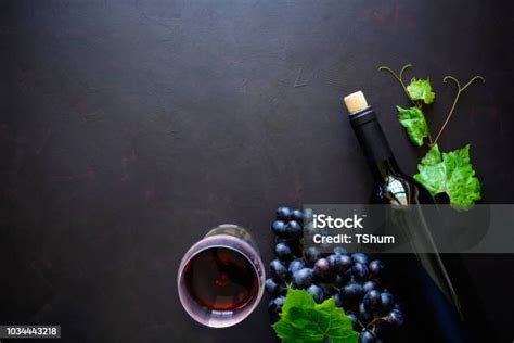 레드 와인 두 와인잔 병 및 포도 어두운 나무 배경에 누워 나뭇잎 최고의 볼 수 있습니다 플랫이 하다 공간 복사 포도에 대한 스톡 사진 및 기타 이미지 Istock