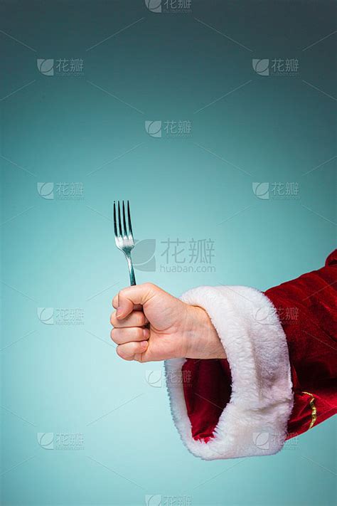 圣诞老人手里拿着叉子