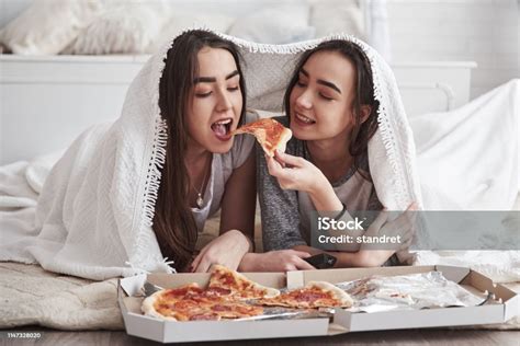 맛 있는 외모 따뜻한 담요 낮에 아름 다운 침실의 바닥에 누워 있는 동안 Tv를 보면서 피자를 먹는 수녀 들 담요에 대한 스톡 사진 및 기타 이미지 Istock