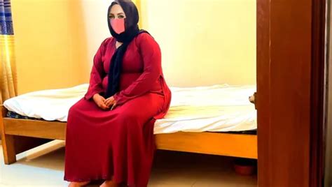Fucking A Chubby Muslim Mother In Law Wearing A Red Burqa And Hijab