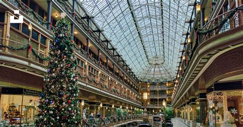 조명이 켜진 크리스마스 트리가 있는 최첨단 건물 인테리어 사진 Unsplash의 무료 클리블랜드 이미지