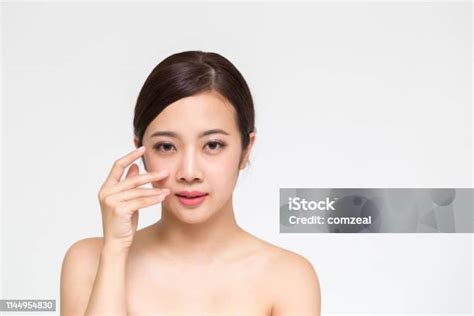 아름 다운 젊은 아시아 여성 깨끗 한 신선한 피부 소녀 뷰티 얼굴 케어 얼굴 치료 및 미용 스파 개념 갈색 머리에 대한 스톡