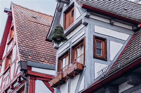 흰색과 주황색 석고가 있는 아름다운 오래된 나무 기둥 집들 어부의 지구 파흐베르크 0명에 대한 스톡 사진 및 기타 이미지 0명 25 센트 거리 Istock