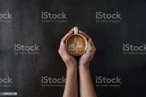 검은 색 배경에 커피와 커피 구성의 컵 공간을 복사합니다 맨 위 보기입니다 플랫 레이 머그에 대한 스톡 사진 및 기타 이미지 Istock