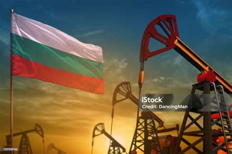 불가리아 석유 산업 개념입니다 산업 일러스트레이션파란색과 노란색 일몰 하늘 배경에 대 한 불가리아 국기와 오일 우물3d 그림 0명에 대한 스톡 사진 및 기타 이미지 Istock