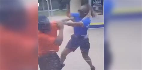 Video Shows A Man Fighting A Woman Dart Bus Driver Smashdatopic