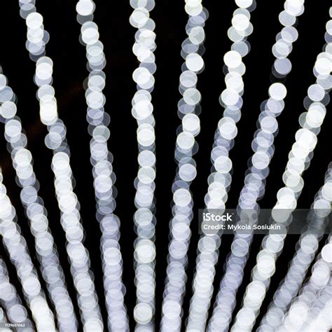 검은 배경에 흰색 조명의 추상 Bokeh입니다 디 포커 싱 및 흐린 많은 라운드 라이트 검은색에 대한 스톡 사진 및 기타 이미지 검은색 공휴일 금 금속 Istock