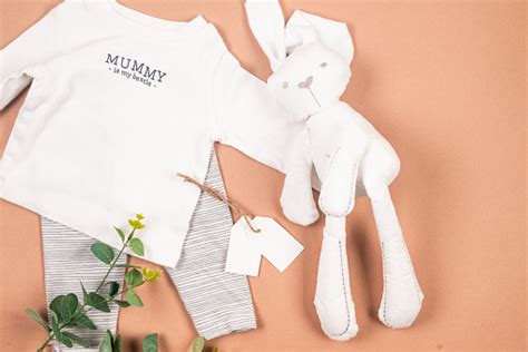 바디 슈트 장난감 토끼 및 베이지 색 배경에 태그와 따뜻한 아기 옷 세트 귀여운 아기 옷 컬렉션 아이디어 아기의 탄생을 위한 선물 0명에 대한 스톡 사진 및 기타 이미지