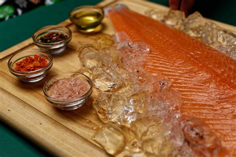 연어 필레 핑크 소금 기름 다채로운 후추 말린 당근을 얼음이 있는 나무 판에 유리 그릇에 담습니다 건강관리와 의술에 대한 스톡 사진 및 기타 이미지 Istock