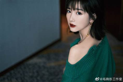 《三十而已》毛曉彤露肩裙曝黃金比例 鎖骨直角肩辣翻 名人 時尚