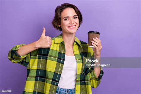 매력적인 쾌활한 소녀의 초상화는 신선한 커피 컵을 들고 보라색 배경에 고립된 빈 공간을 보여줍니다 25 29세에 대한 스톡 사진 및 기타 이미지 Istock