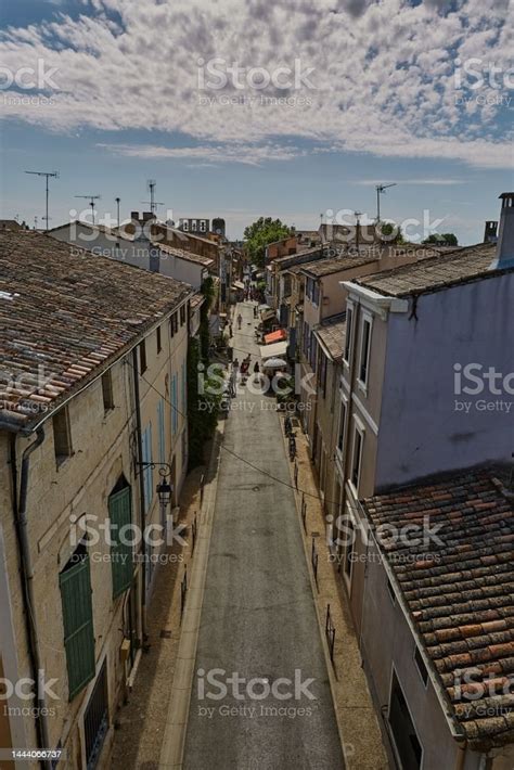 Aiguesmortes에 있는 오래된 건물의 0ld 지붕의 수직 로우 앵글 샷 Gard 프랑스 0명에 대한 스톡 사진 및 기타 이미지 Istock