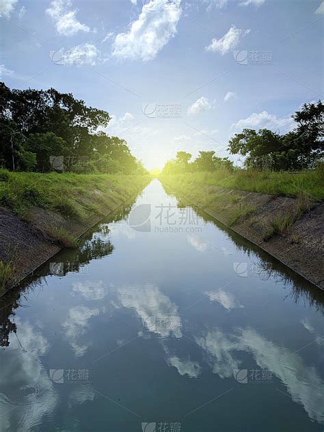倒影着白云和蓝天的湖泊