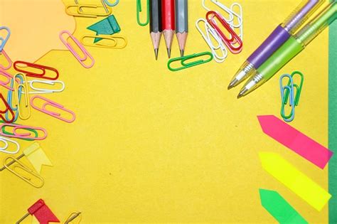 세련 된 문구와 프레임 플랫 레이 탑 뷰 트렌디 한 다시 학교 개념 노란색 배경 상단보기에 누워 연필과 빈 메모장 및 사무 용품의 여러 가지 빛깔세트 크리에이티브 세트 0