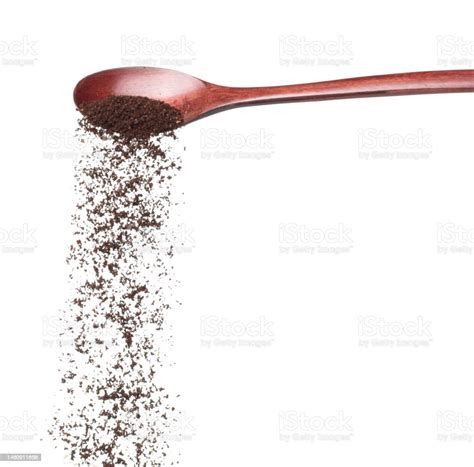 커피 가루가 나무 숟가락에 부어 커피 분쇄 플로트 폭발 추상 구름 파리 커피 먼지 가루가 공기 중에 튀는 것 흰색 배경 격리된 고속 셔터 정지 동작 가루로 빻은에 대한 스톡