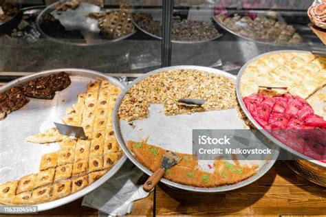 다양한 과자 페이스트리 다양한 범위의 전통적인 동양 디저트 동부 과자 바클라바 아몬드 캐슈 피스타치오 너트 갈색에 대한 스톡 사진 및 기타 이미지 Istock