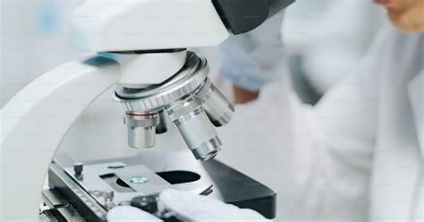 젊은 여성 바이러스학자 또는 생화학자가 실험 중 사용하는 새로운 바이러스 또는 박테리아를 연구하고 연구하기 위한 실험실 장비 사진 Unsplash의 약 이미지