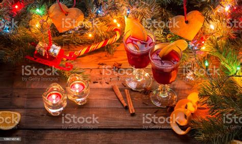 오렌지 슬라이스 초 및 화 환과 장난감 크리스마스 트리 Mulled 와인 2 잔 계피에 대한 스톡 사진 및 기타 이미지 계피 아니스 촛불 조명 장비 Istock
