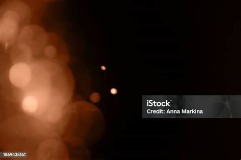 어두운 배경에 흐릿한 화환 조명 축제 크리스마스와 새해 배경입니다 소프트 포커스 2024년 올해의 컬러 이미지 Peach Fuzz 0명에 대한 스톡 사진 및 기타 이미지