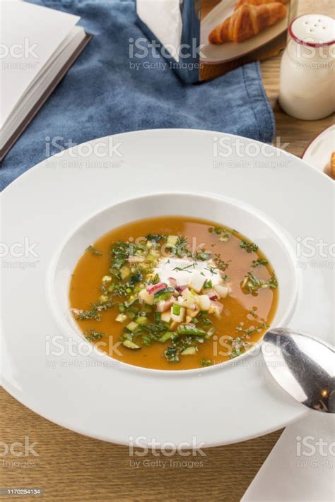 무 오이 딜을 나무 테이블에 얹은 여름 의 차가운 수프 오크로쉬카 0명에 대한 스톡 사진 및 기타 이미지 0명 건강한 식생활 계절 Istock