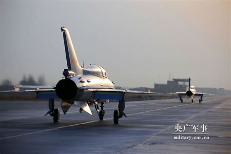 空军西安飞行学院某旅组织新学员进行双机特技飞行训练军事中国网