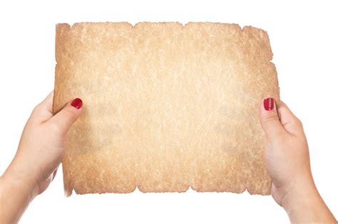 여성의 손을 잡고 흰색 배경에 고립 된 빈 오래 된 종이 스크롤 손에 대한 스톡 사진 및 기타 이미지 손 깃털 손톱 Istock