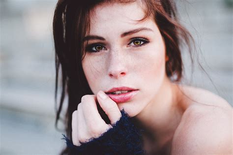 デスクトップ壁紙 面 女性 モデル ポートレート ブルネット 裸の肩 ビューアを見て 赤 歌手 茶色の目 そばかす