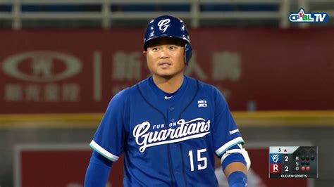 0418 富邦 Vs 樂天 五局上，這球很高很遠！胡金龍中外野方向的深遠飛球，成晉跳起來接到了！ Youtube