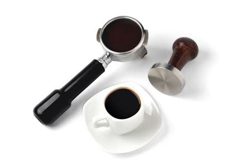 화이트 백그라운드 클로즈업에 천연 간 커피와 템퍼가 있는 커피 혼 커피 한 잔 가루로 빻은에 대한 스톡 사진 및 기타 이미지 가루로 빻은 갈색 강철 Istock