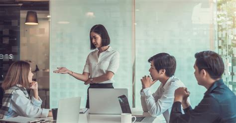 젊은 사업가들의 그룹 회의에서 이야기하고 함께 일하는 성공적인 사업가 그룹 사진 Unsplash의 지도력 이미지